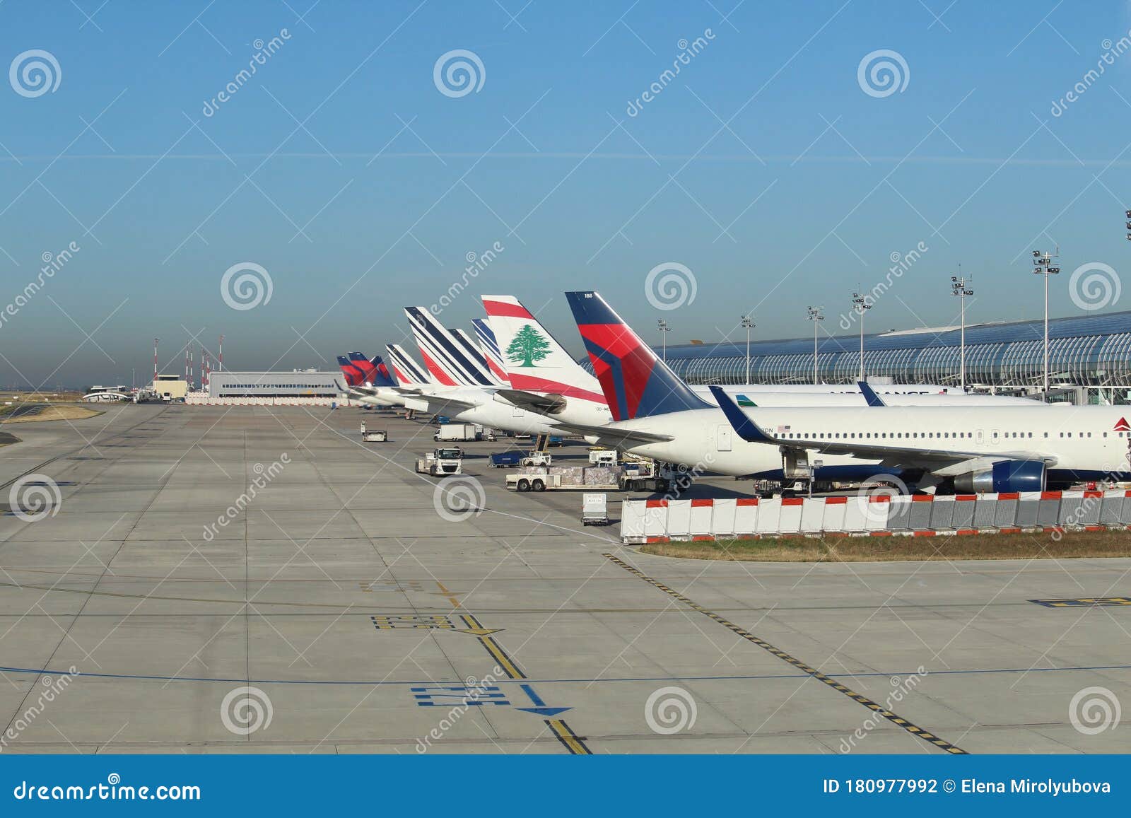 Parque De Aviones En El Aeropuerto Fotografía editorial - Imagen de ...