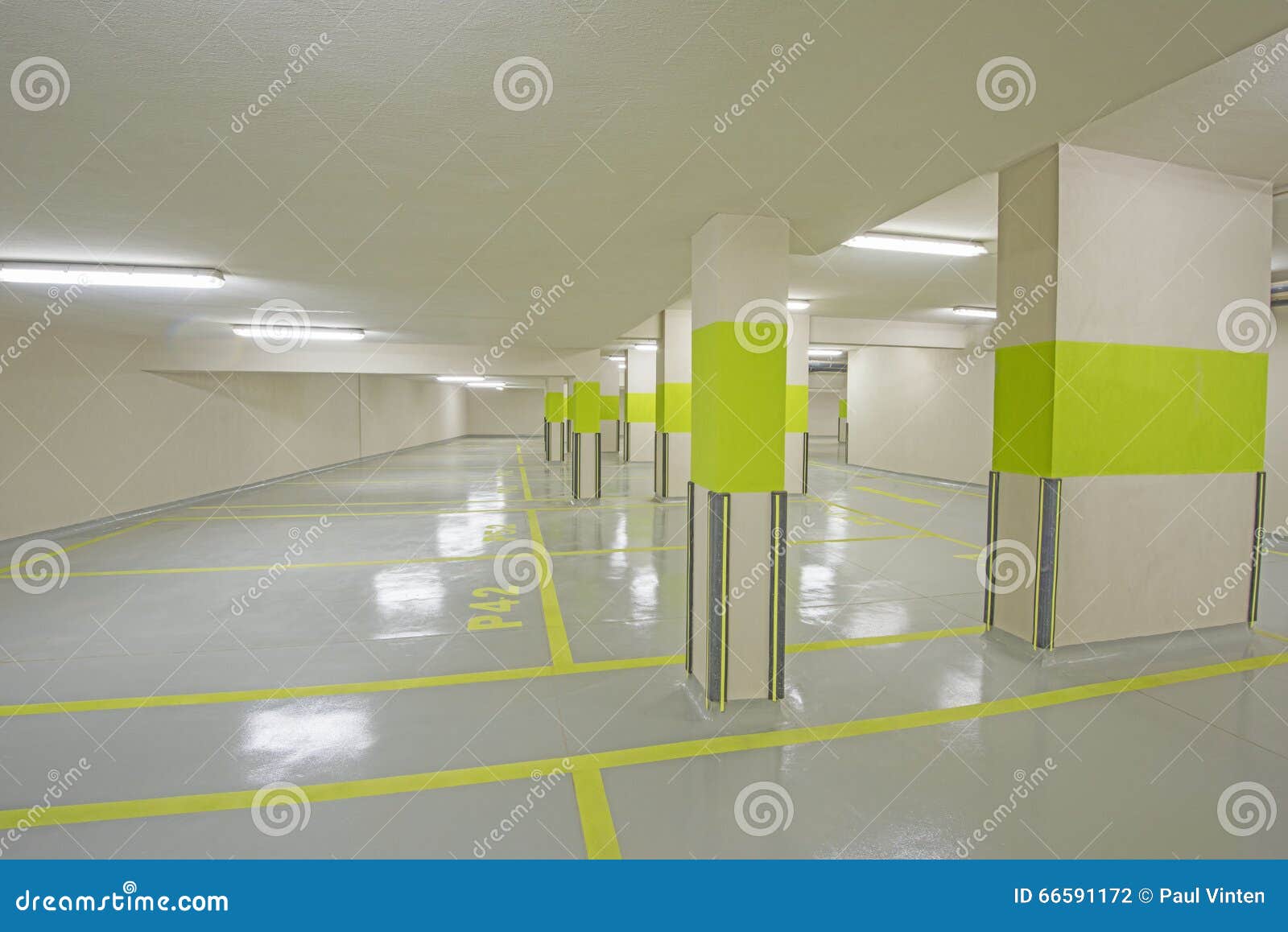 Parque De Estacionamento Subterrâneo Com Colunas Foto de Stock - Imagem ...