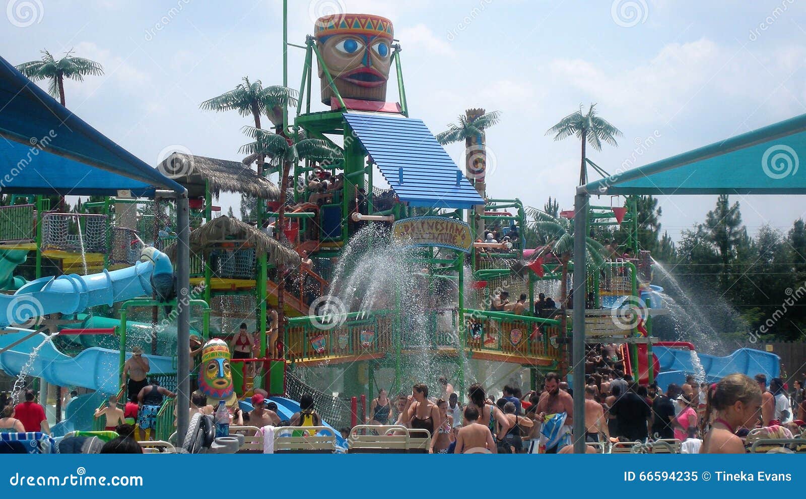 Parque del agua imagen editorial. Imagen de familia, verano - 66594235