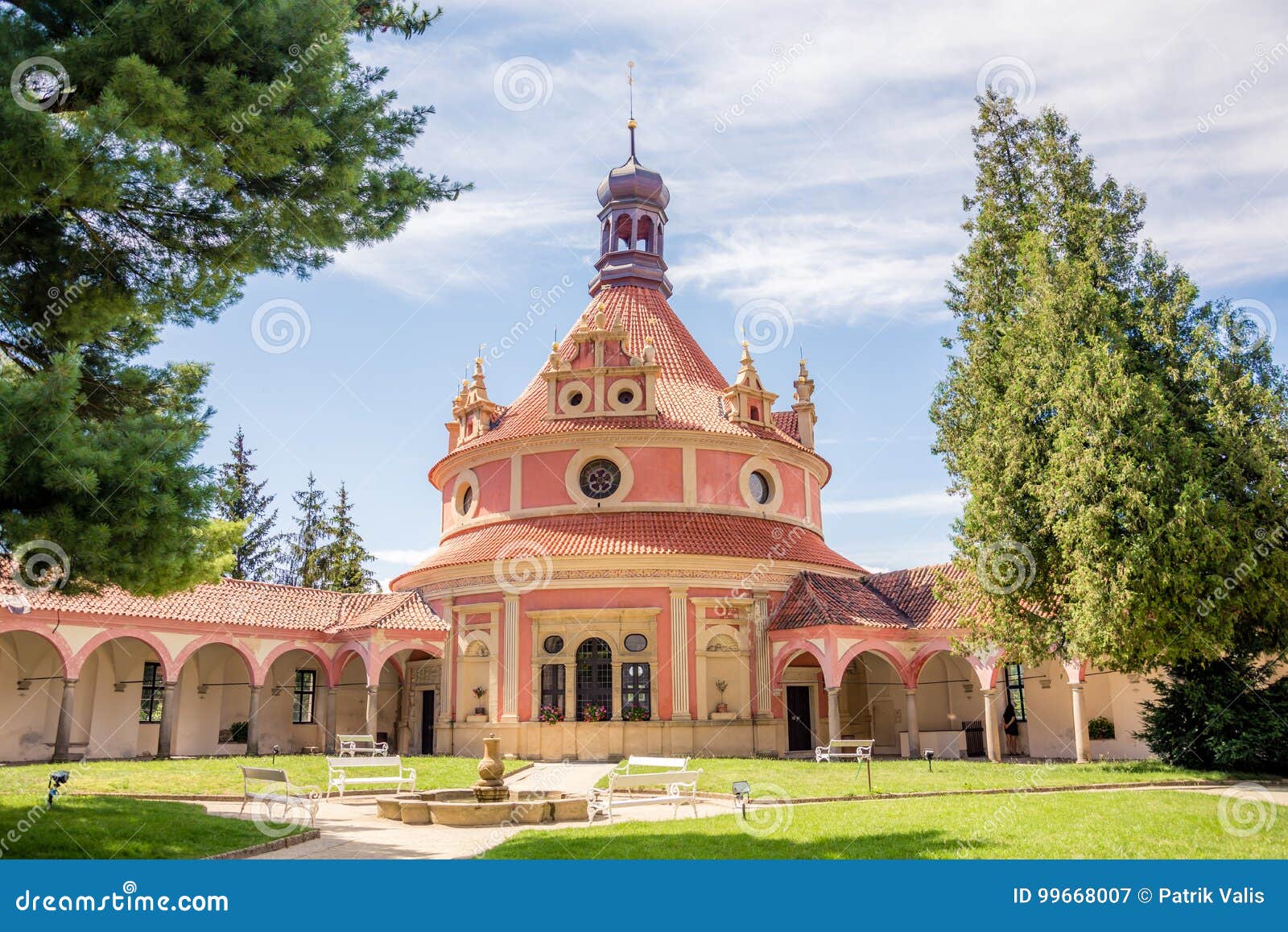 Parque Extremadamente Rosado De La Capilla Imagen de archivo - Imagen ...