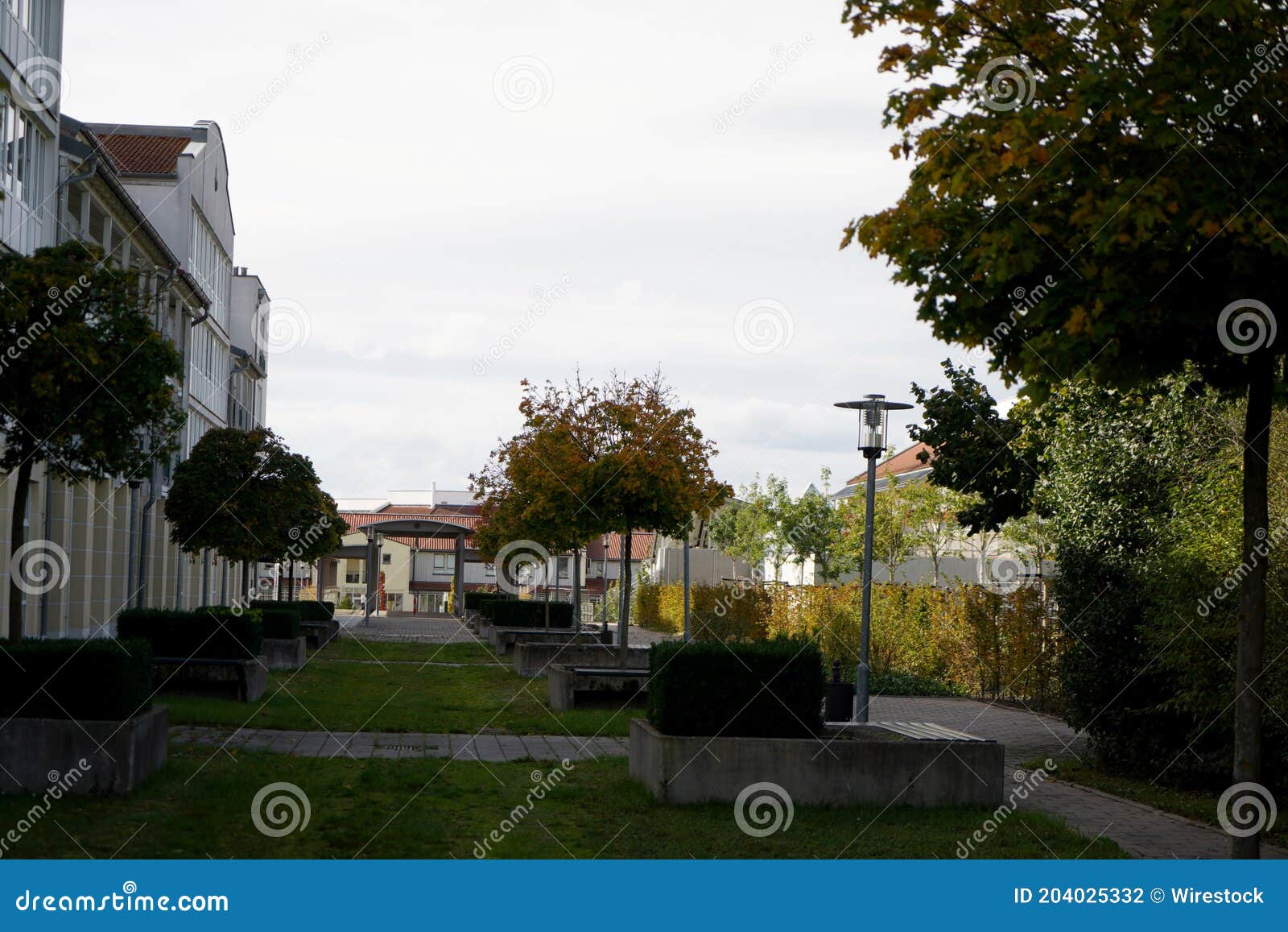 Parque Junto a Edificios Residenciales Foto de archivo - Imagen de ...
