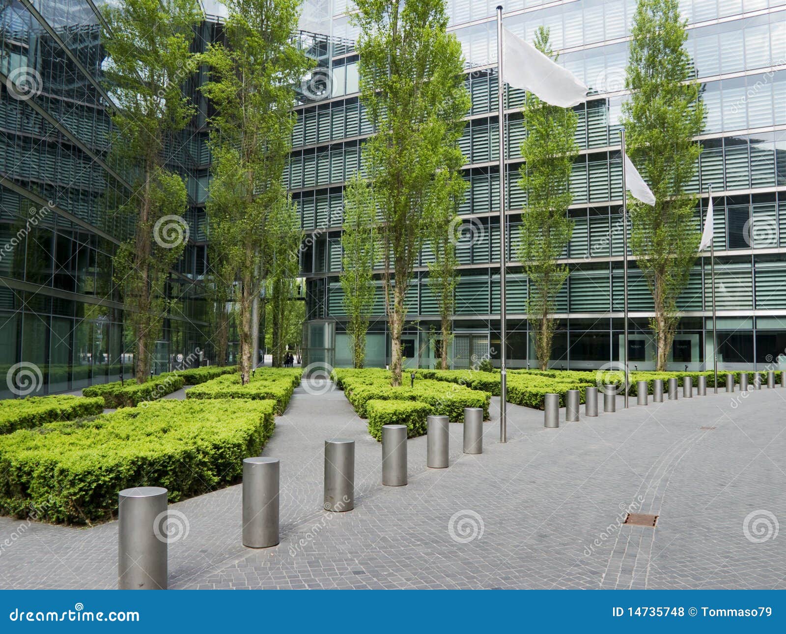 Parque moderno de la acera foto de archivo. Imagen de travieso - 14735748