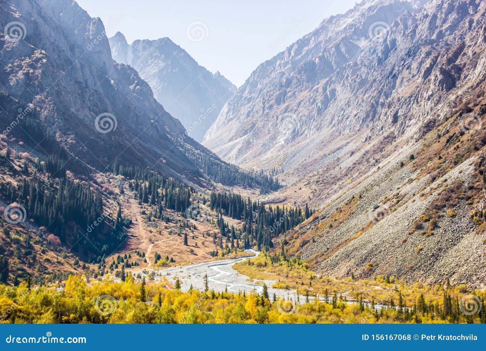 Parque Nacional De Ala-Archa Foto de archivo - Imagen de alza, garganta ...