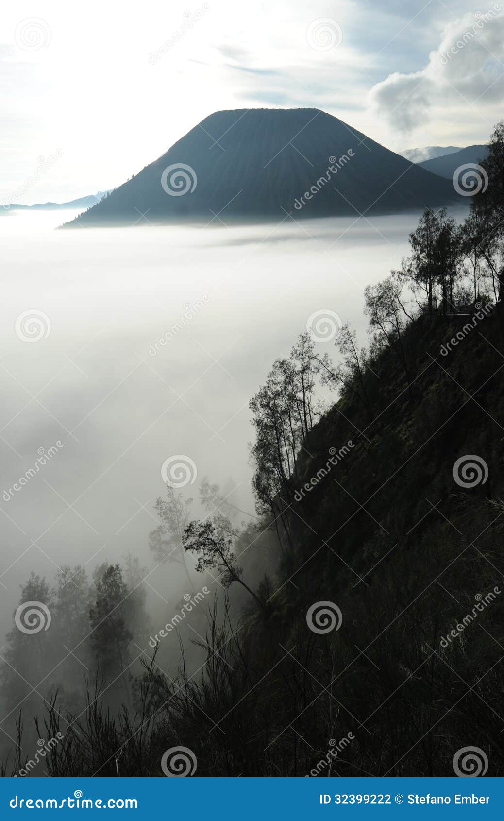 Parque Nacional De Bromo-Tengger-Semeru Na Ilha De Java Foto de Stock ...