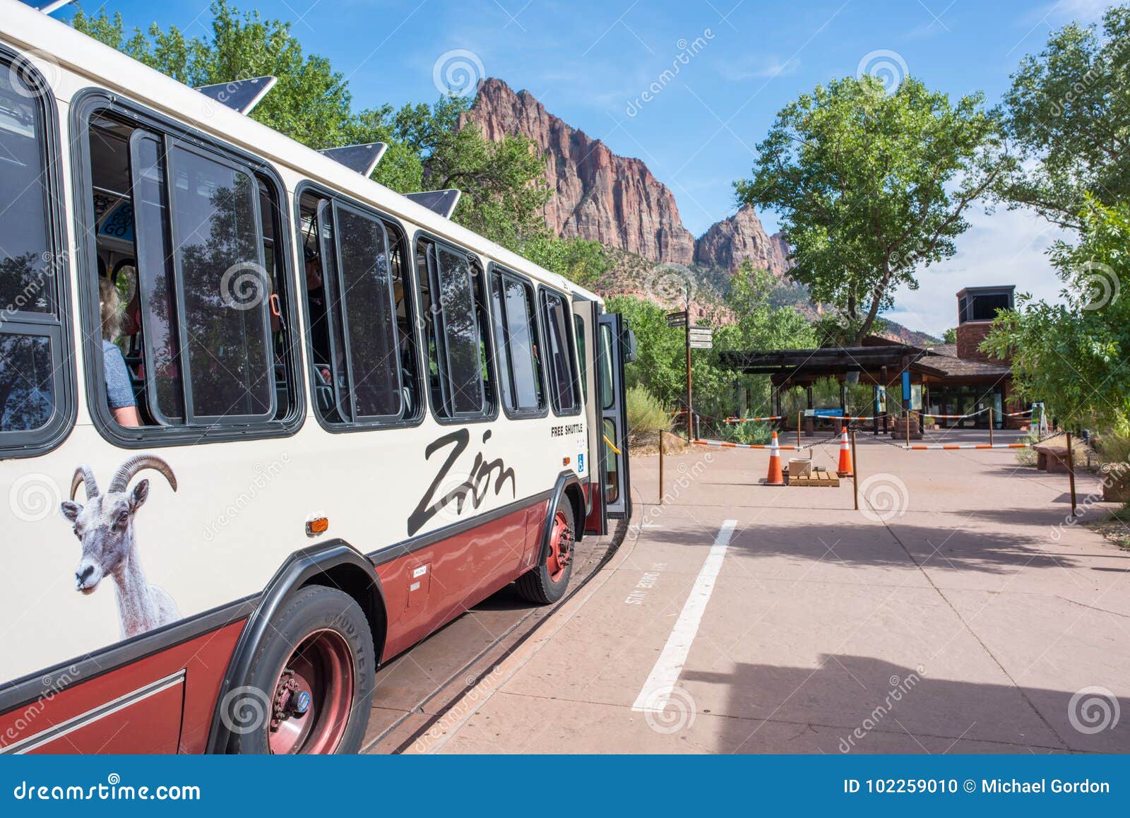Parque Nacional De Zion En Utah Imagen editorial - Imagen de rastro ...
