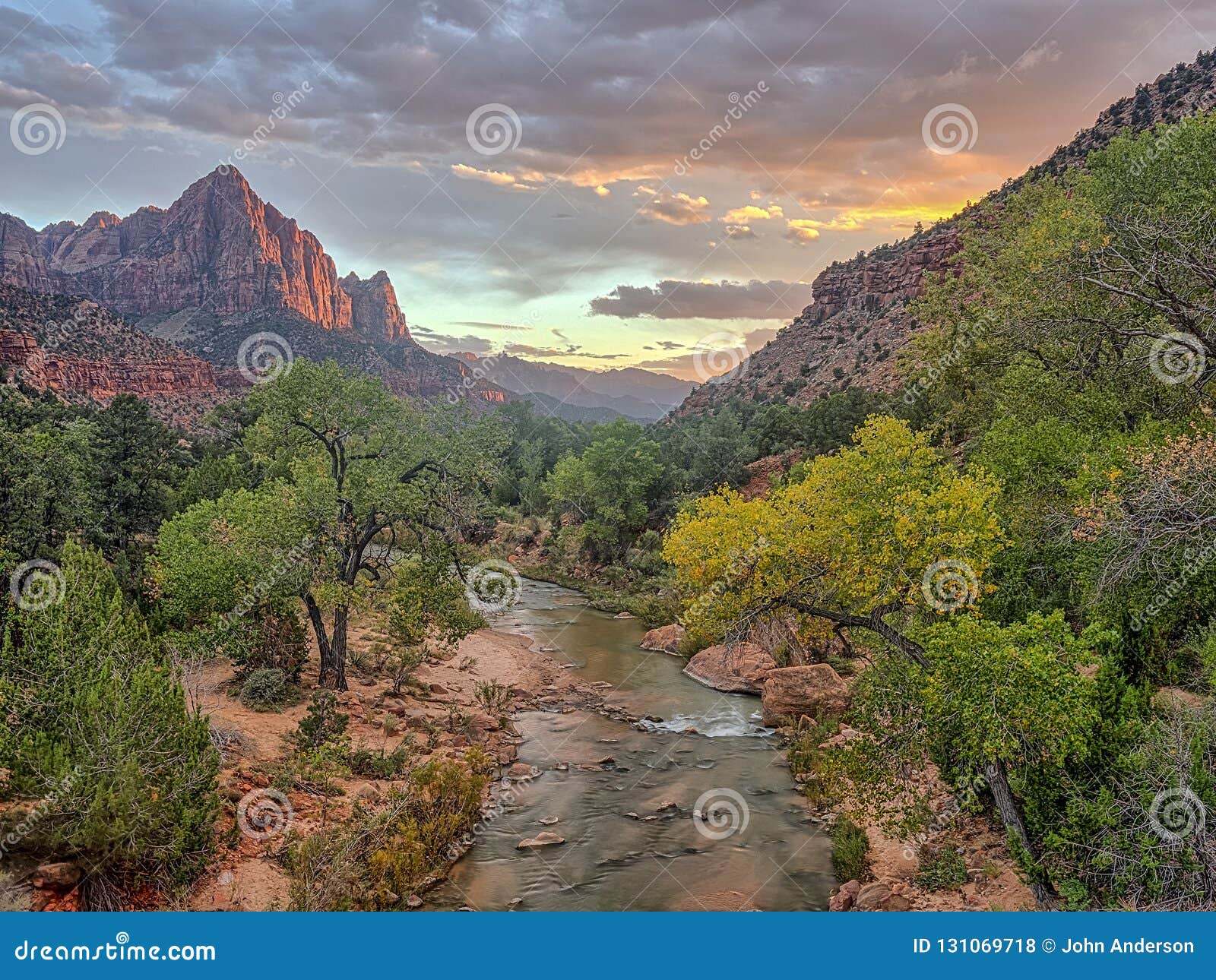 Parque Nacional De Zion, Utah Foto de archivo - Imagen de cubo ...
