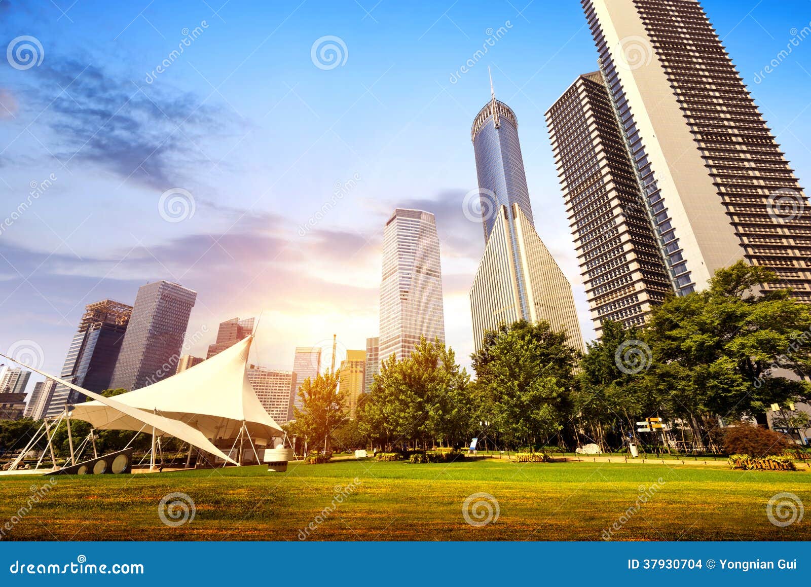 Parques Y Arquitectura Moderna Foto de archivo - Imagen de hierba ...