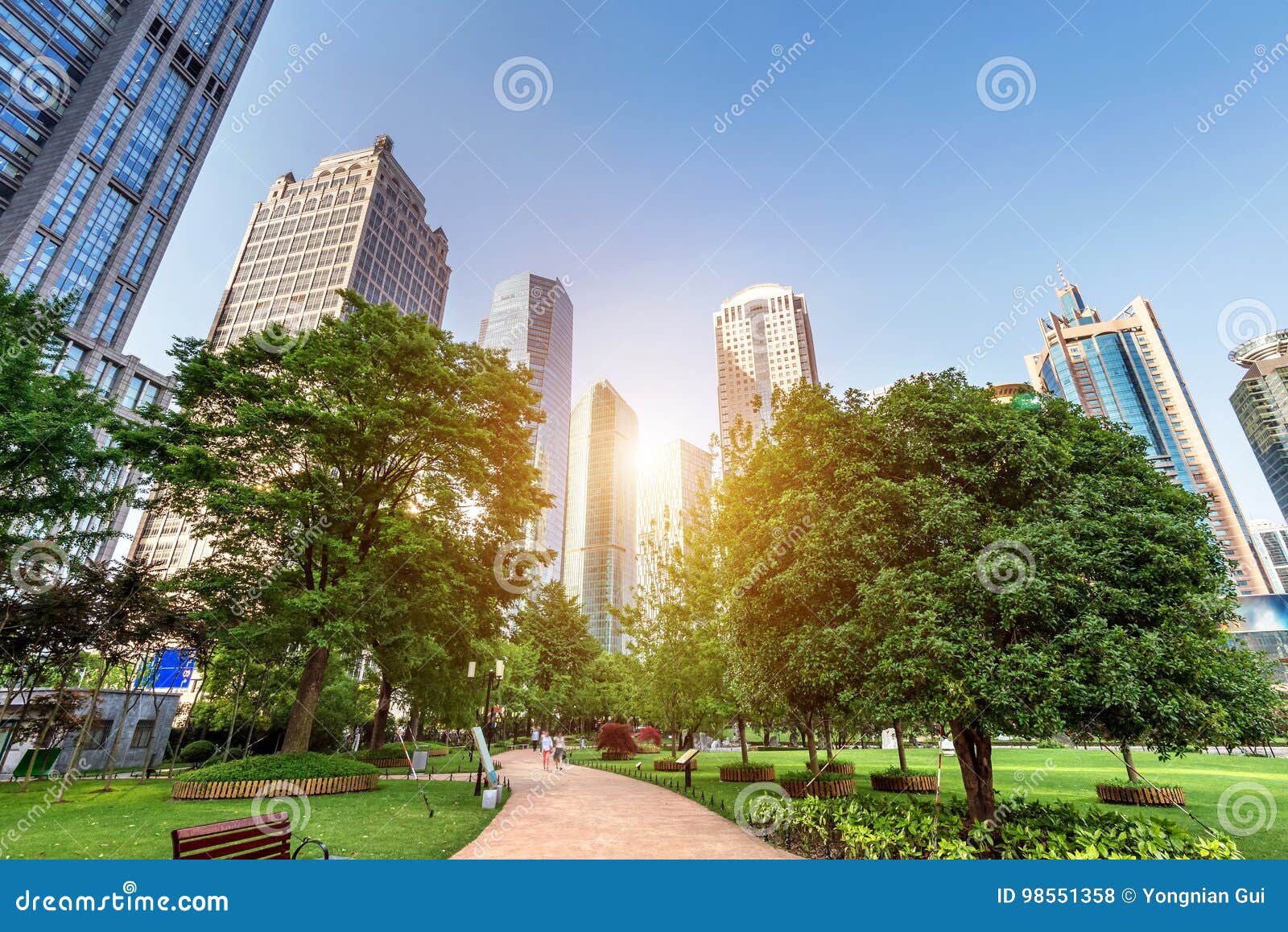 Parques Y Arquitectura Moderna Foto de archivo - Imagen de nube ...