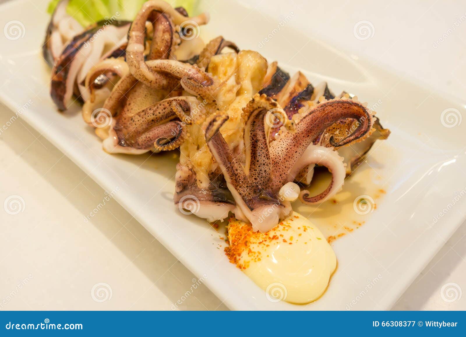 Parrilla Del Calamar En El Plato Blanco Imagen de archivo - Imagen de ...