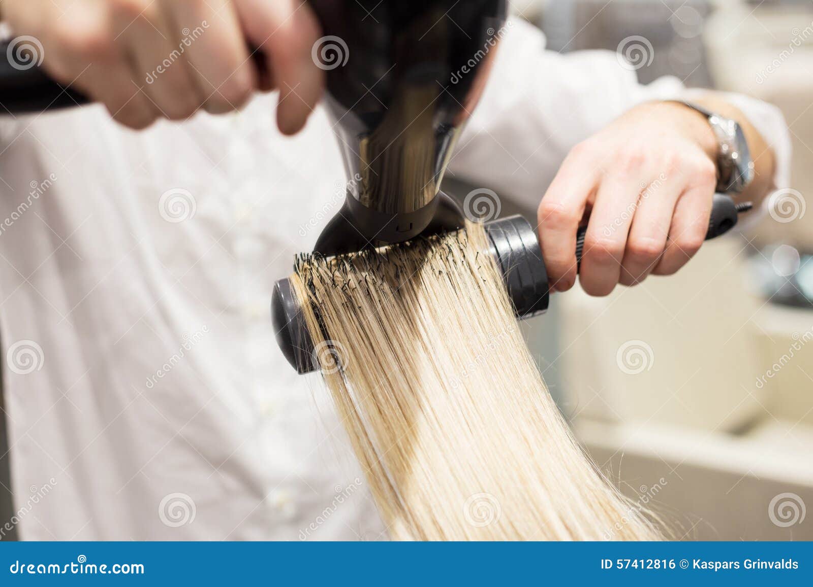 Parrucchiere Che Asciuga Col Phon I Capelli Della Donna Bionda ...