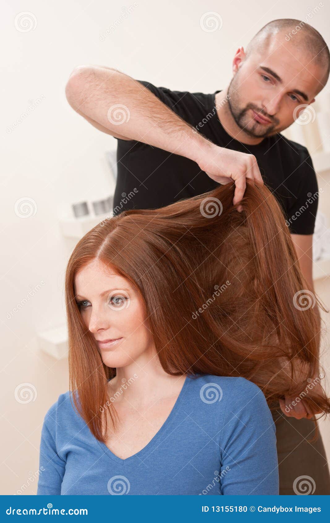 Parrucchiere Con Il Cliente Al Salone Fotografia Stock - Immagine di ...