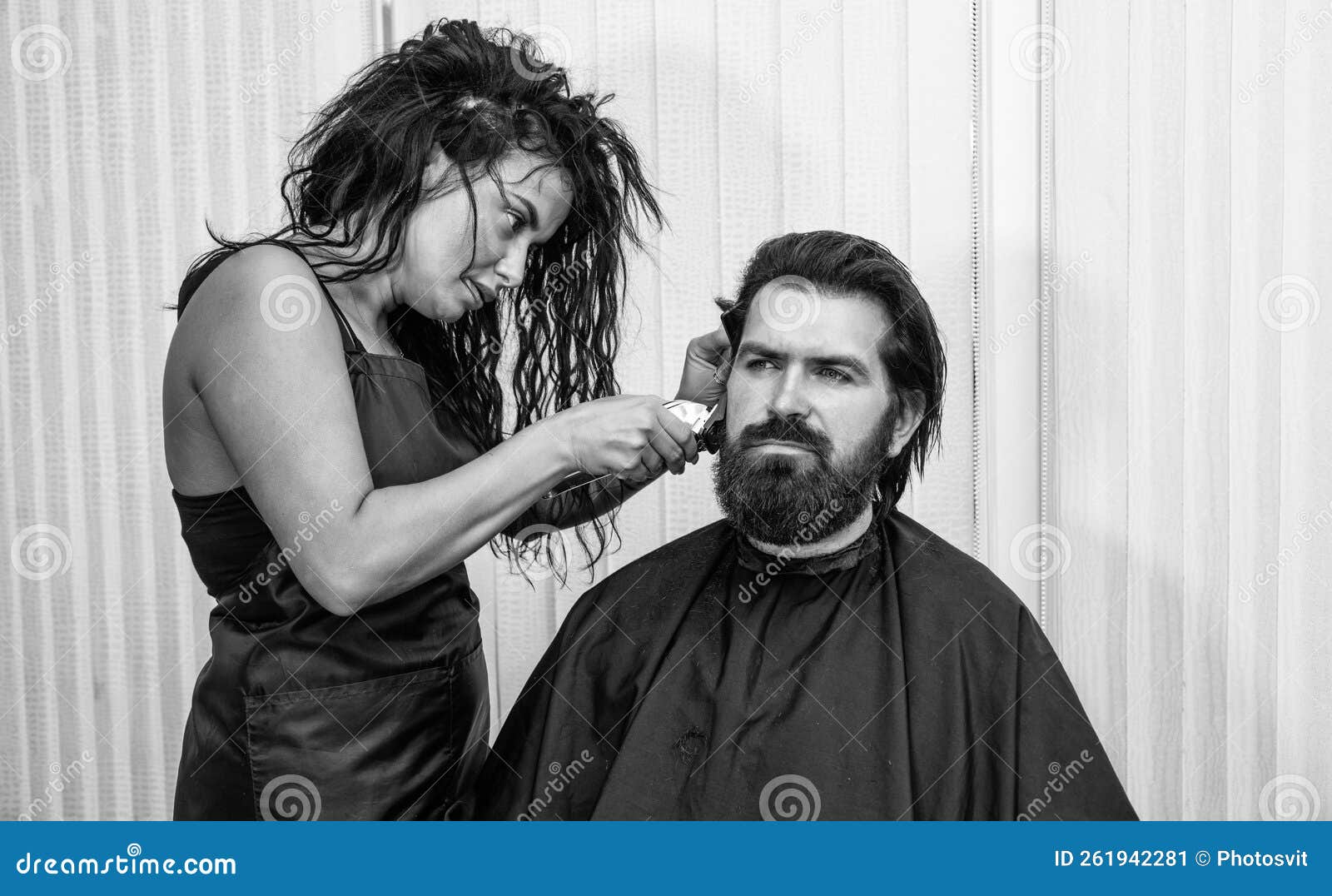 Parrucchiere Rasando La Testa Di Un Cliente in Barbiere Parrucchiere ...