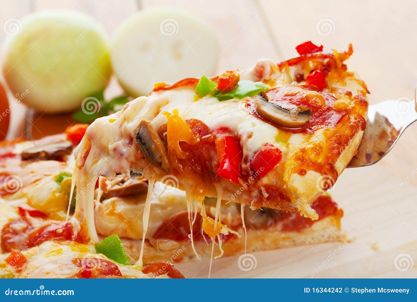 Part de pizza photo stock. Image du européen, suprême - 16344242