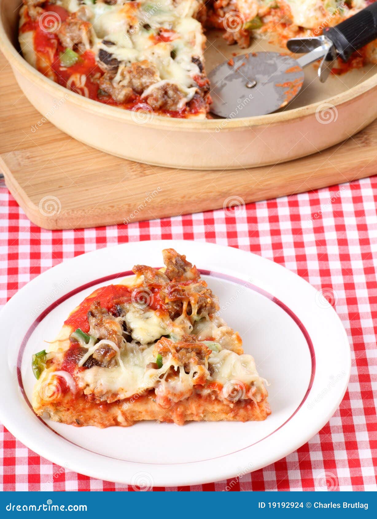 Part de pizza photo stock. Image du saucisse, part, viande - 19192924