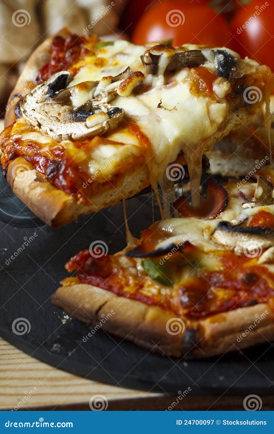 Part de pizza de Funghi image stock. Image du cuit, visqueux - 24700097