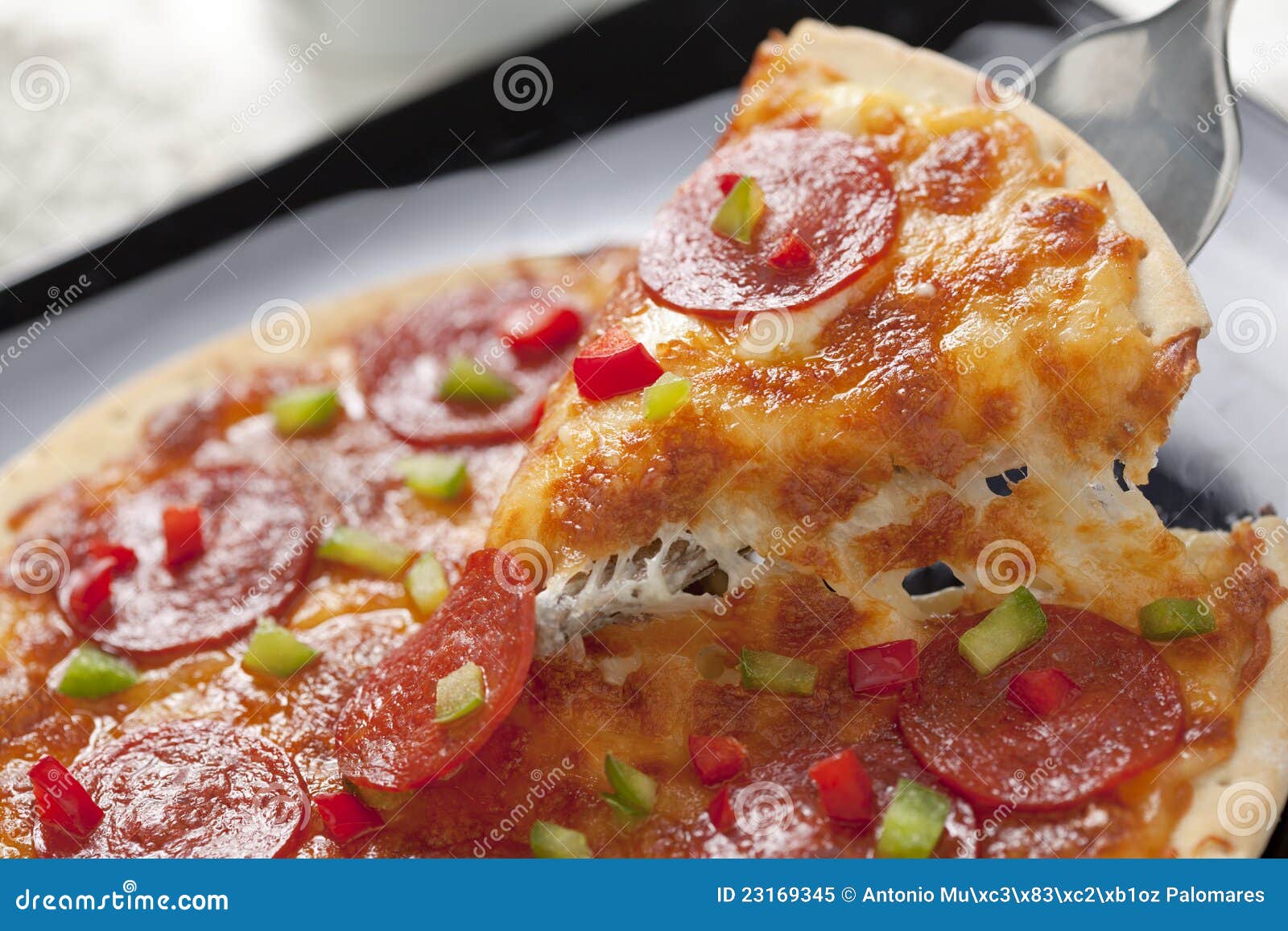 Part de pizza de pepperoni image stock. Image du pepperoni - 23169345