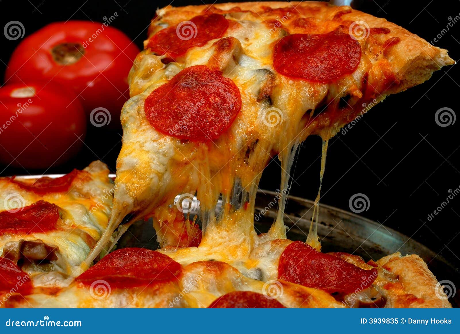 Part de pizza de pepperoni image stock. Image du viande - 3939835