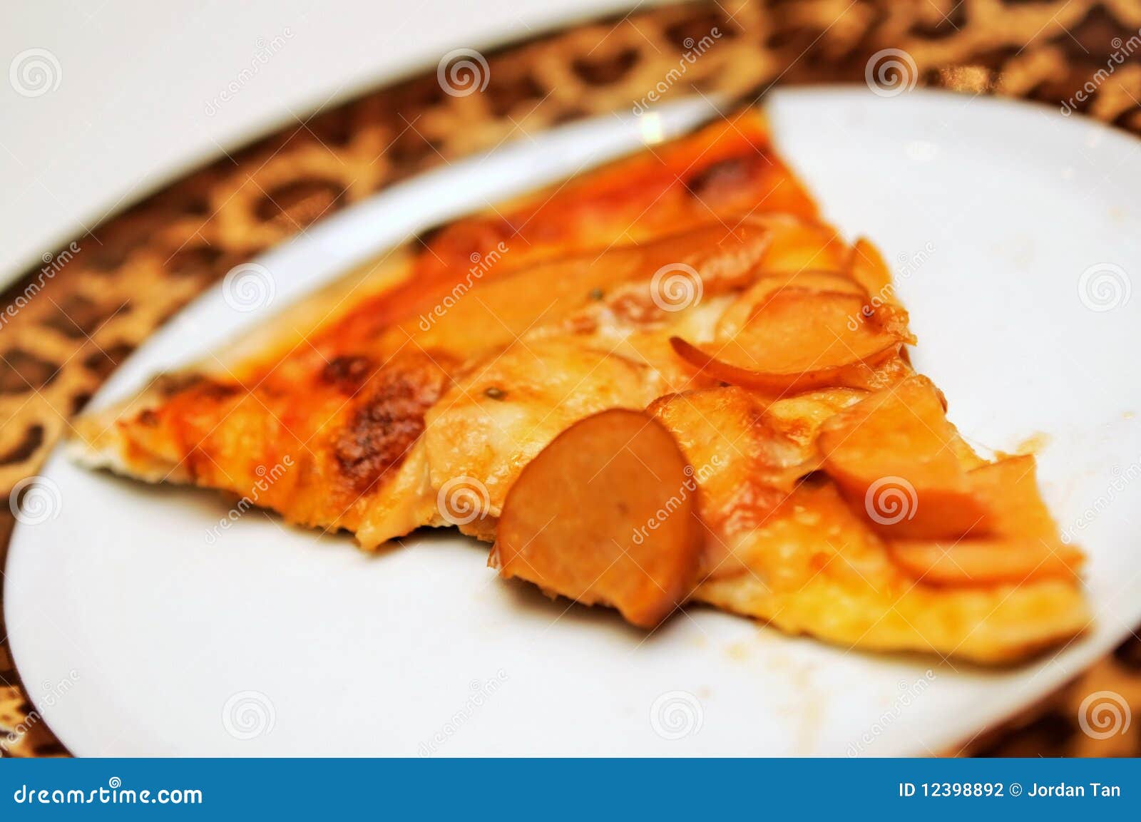 Part de pizza italienne photo stock. Image du saucisse - 12398892