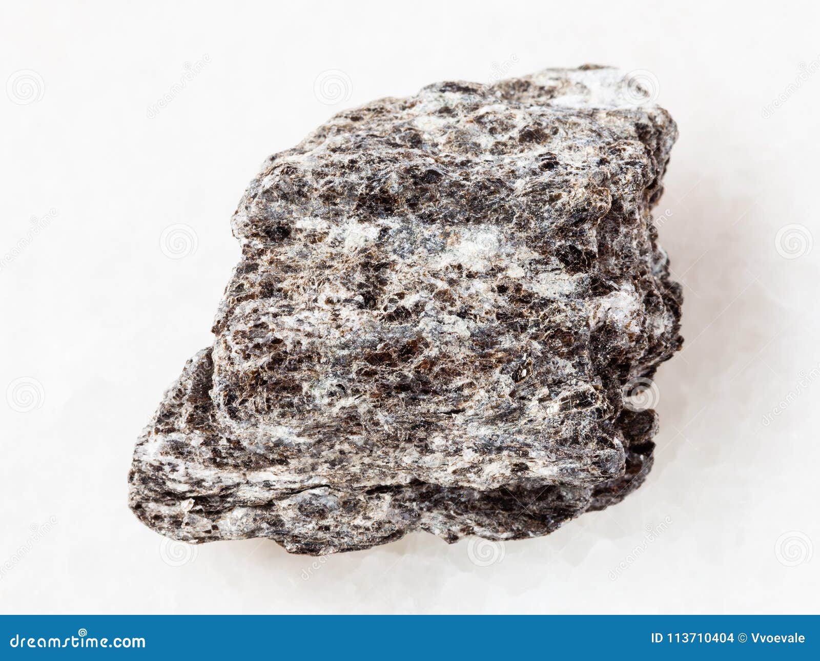 Parte De Pedra Do Xisto Da Quartzo-biotite No Branco Foto de Stock ...