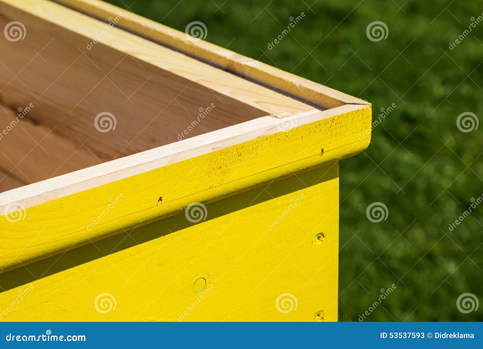 Parte De Una Colmena Recientemente Pintada De Madera Amarilla Imagen de ...