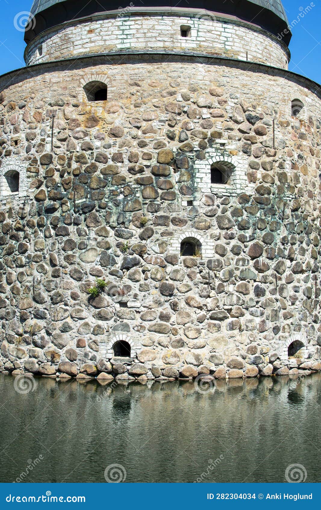 Parte Del Edificio Medieval De Piedra Reflejada En El Agua Foto de ... Parte Del Edificio Medieval De Piedra Reflejada En El Agua Foto de ...