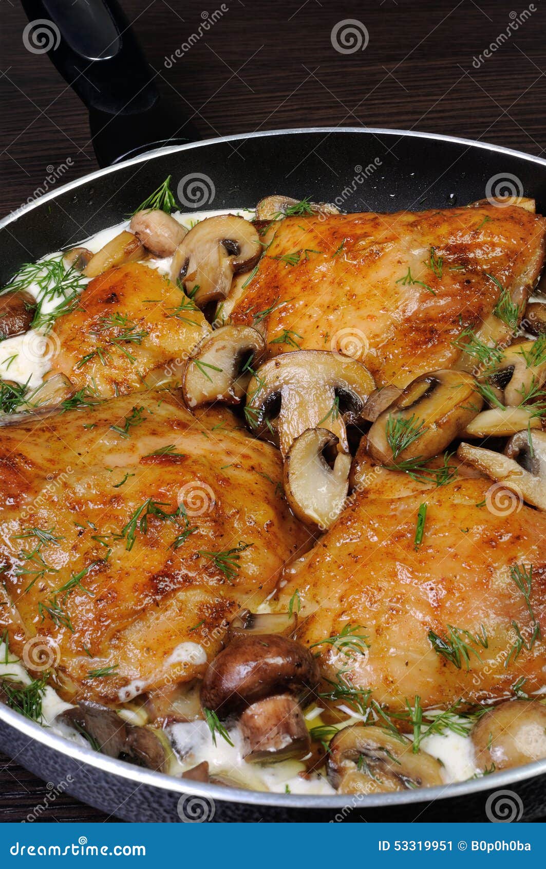 Parte Del Pollo En Una Salsa Cremosa Con Las Setas Imagen de archivo ...