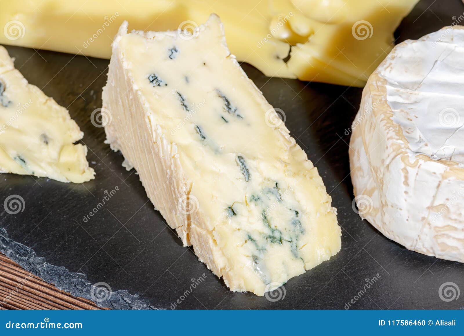 Parte Di Formaggio Blu Delizioso Con La Muffa E Di Vari Tipi Di ...