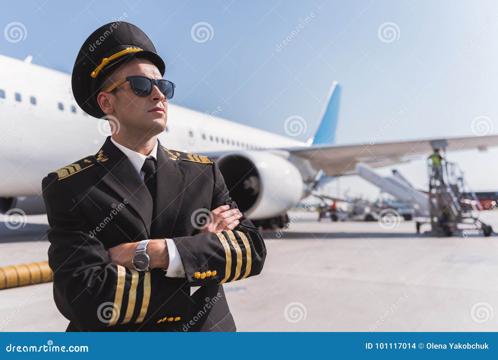 Parte Externa Ereta Piloto Masculina Segura Foto de Stock - Imagem de ...