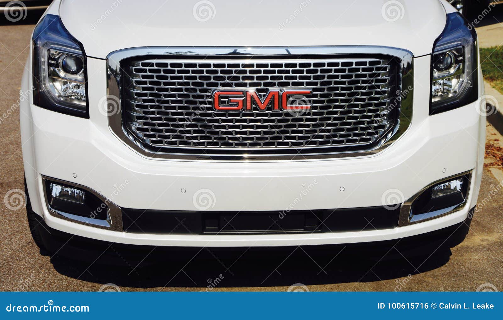 Parte frontal de GMC SUV foto editorial. Imagen de sierra - 100615716
