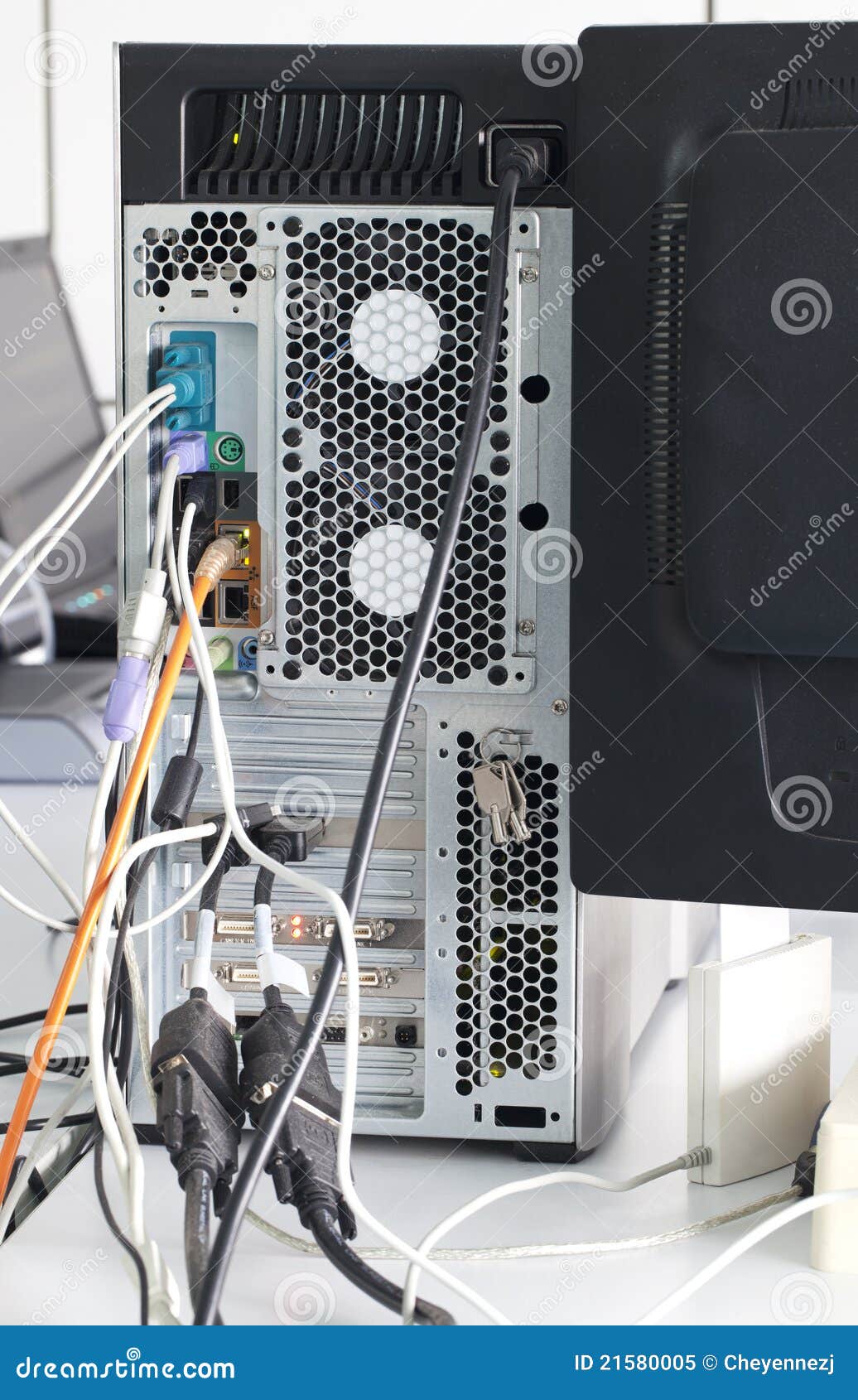 Parte Posterior De La Computadora De Escritorio Imagen de archivo ...