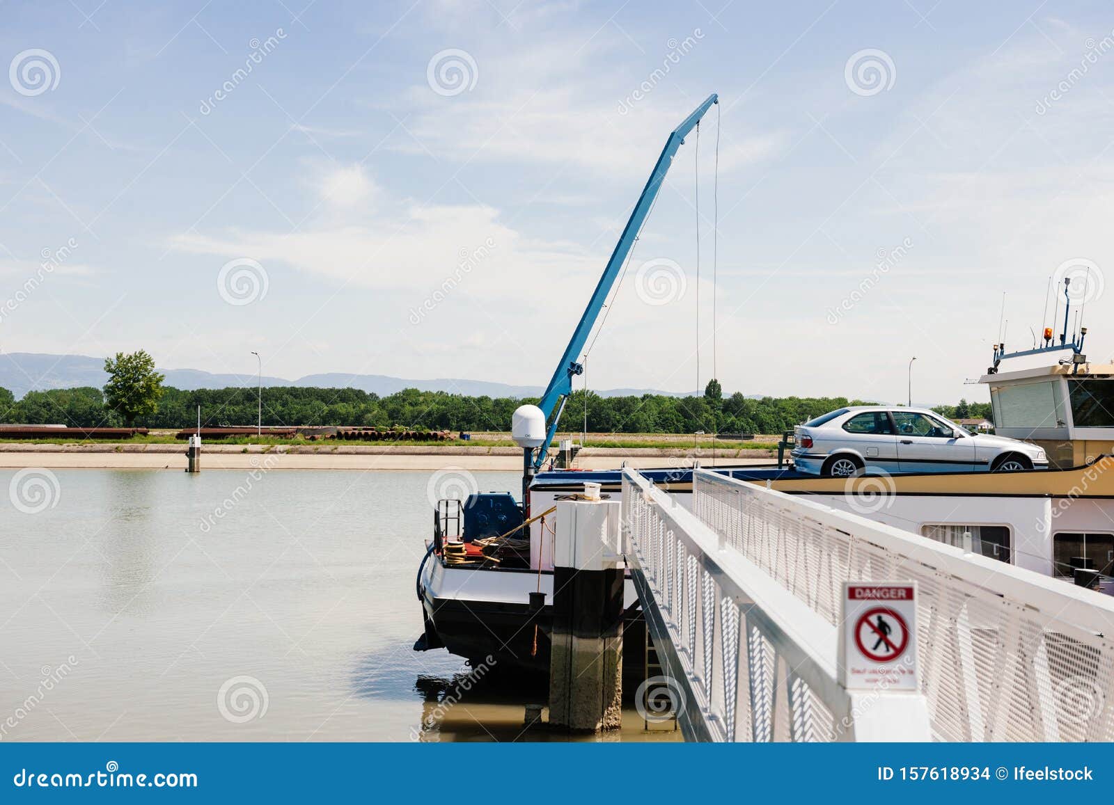 Parte Trasera De Un Gran Barco Cisterna De Carga Que Transporta Un ...