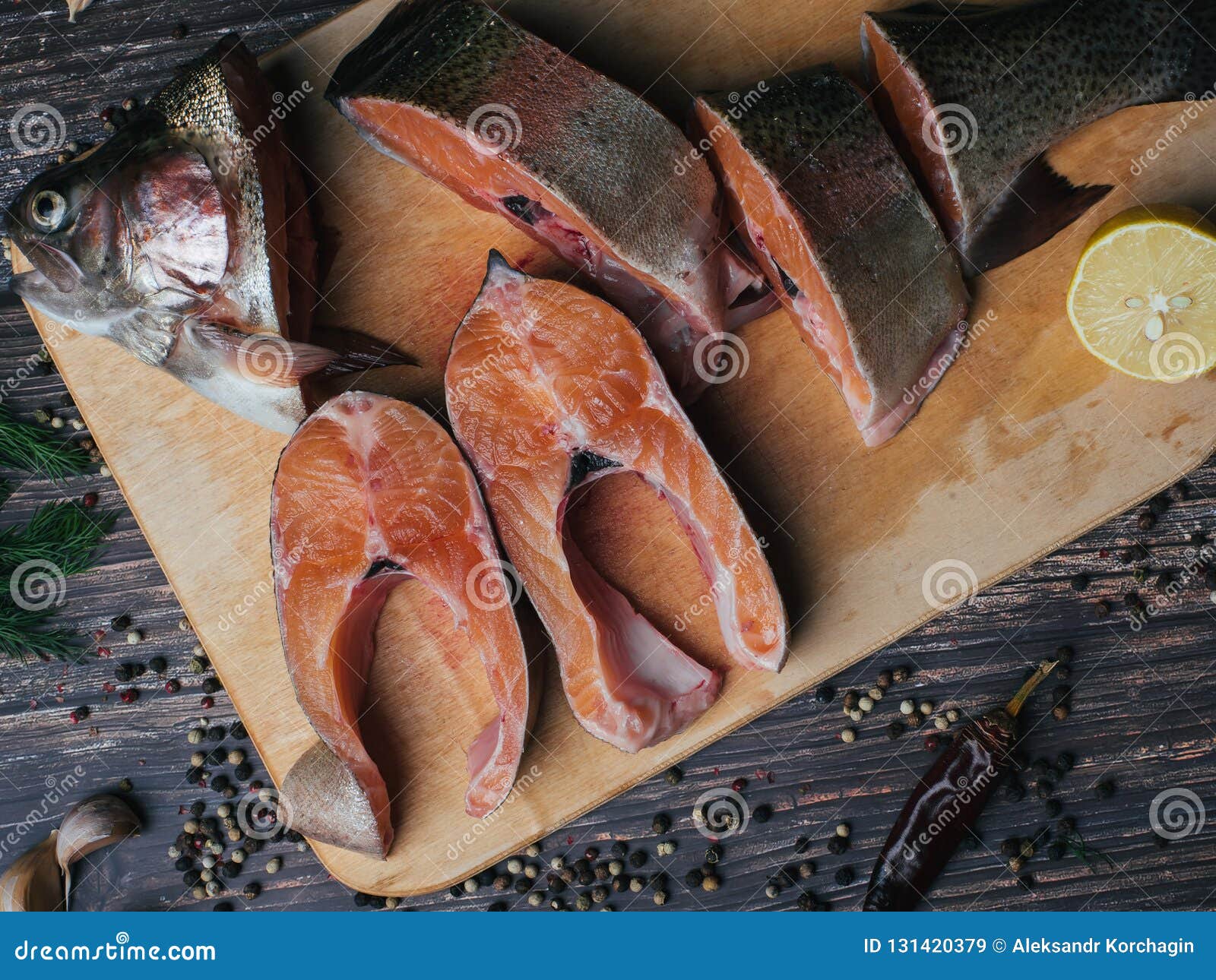 Partes Cortadas De Placa De Madeira Da Truta Com Especiarias Imagem de ...