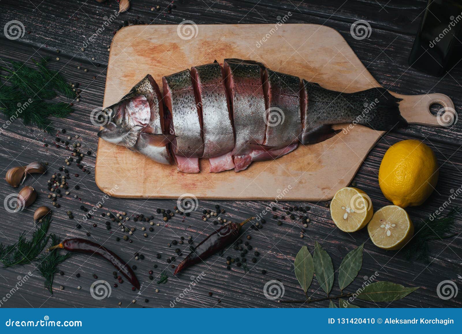 Partes Cortadas De Placa De Madeira Da Truta Com Especiarias Foto de ...