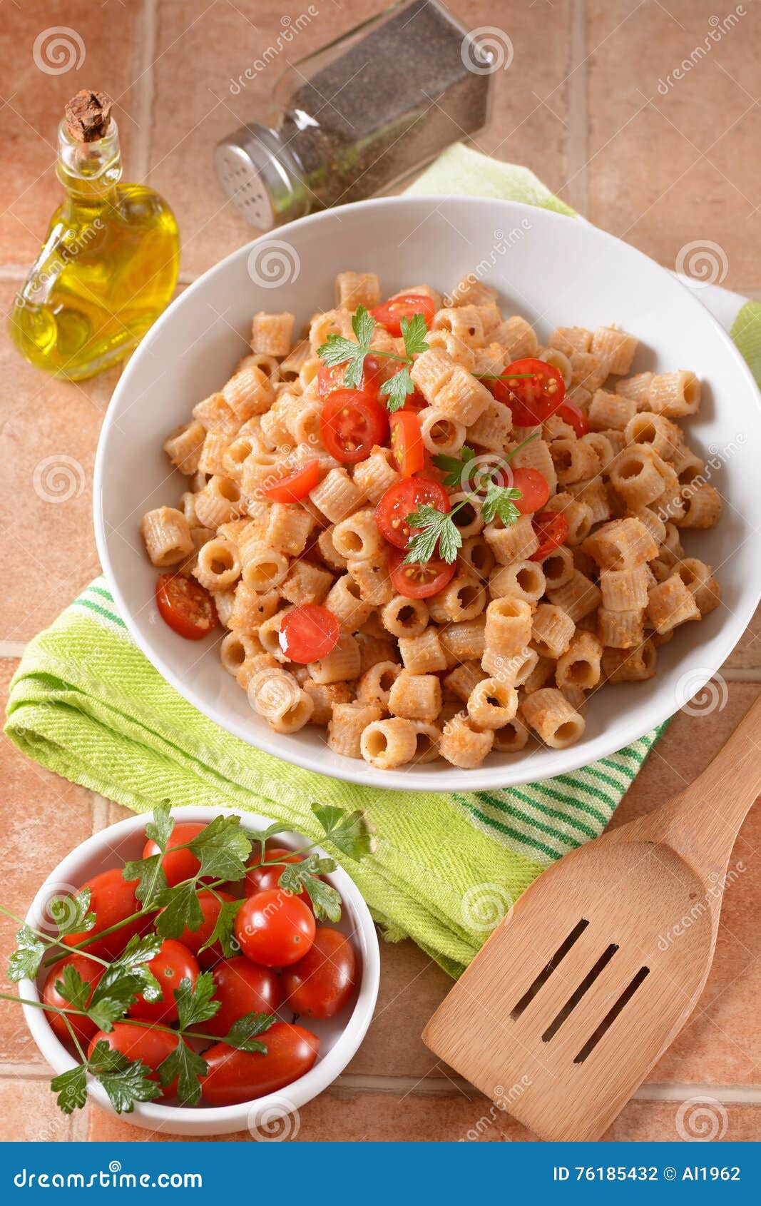 Partes Da Massa E Do Tomate Foto de Stock - Imagem de jantar, placa ...