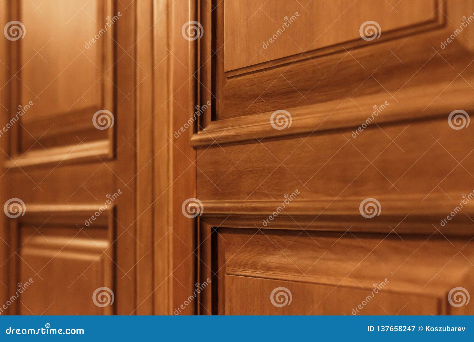 Partes da porta de madeira imagem de stock. Imagem de colheita - 137658247