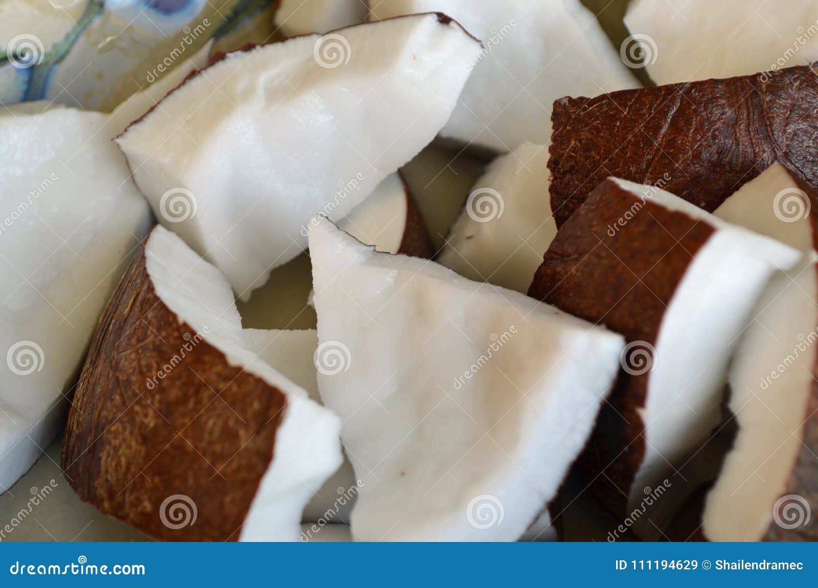 Partes de coco imagem de stock. Imagem de alimento, marrom - 111194629