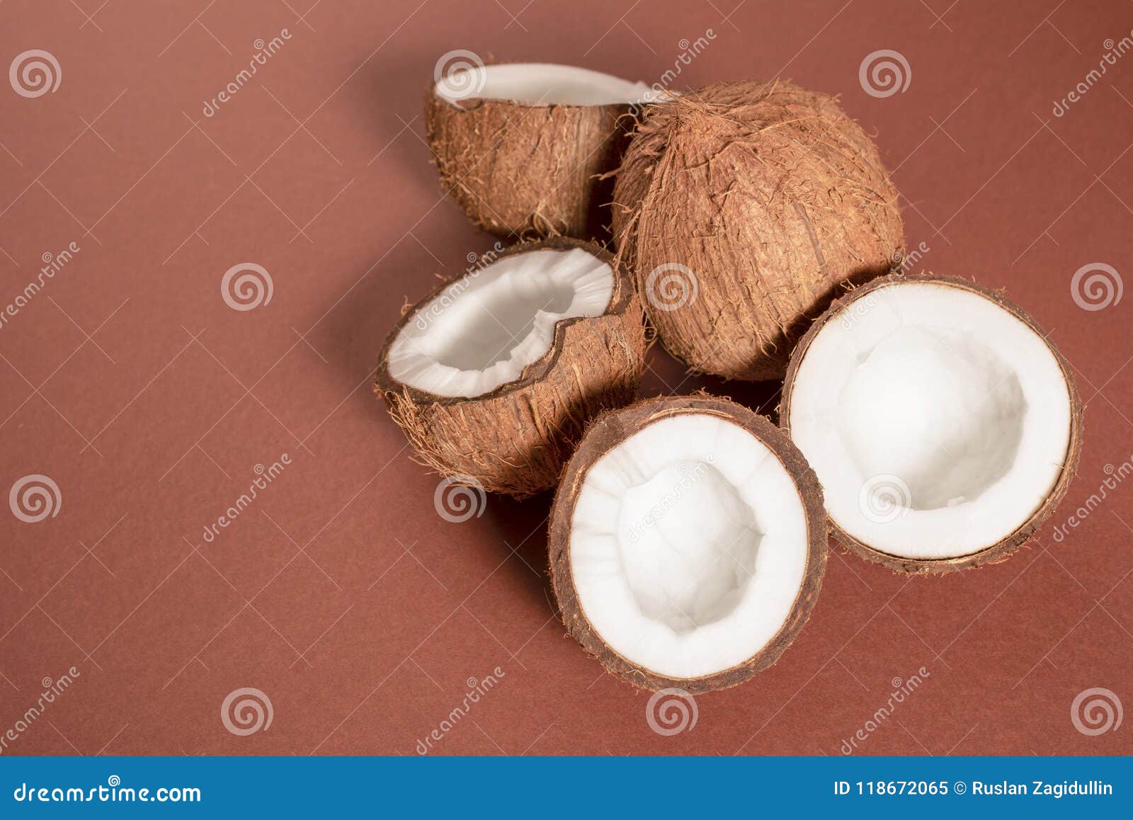 Partes De Coco Quebrado E De Coco Inteiro Imagem de Stock - Imagem de ...