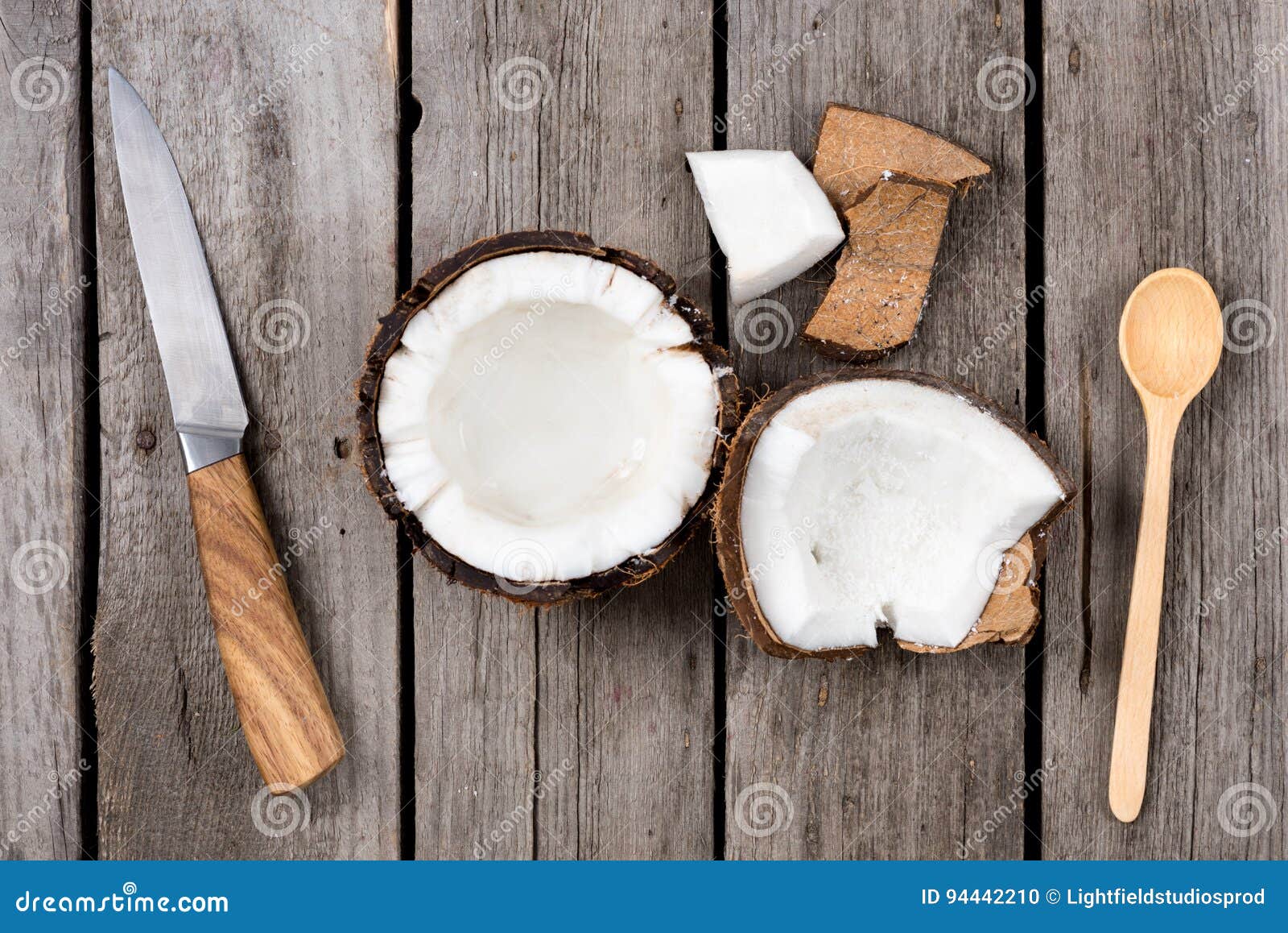 Partes De Coco Tropical Fresco Com Faca E Colher Foto de Stock - Imagem ...