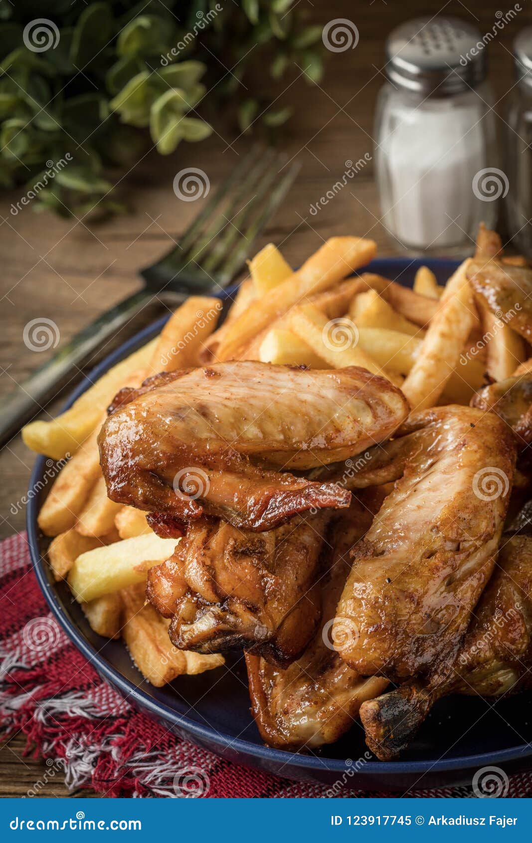 Partes de frango assado imagem de stock. Imagem de gostoso - 123917745