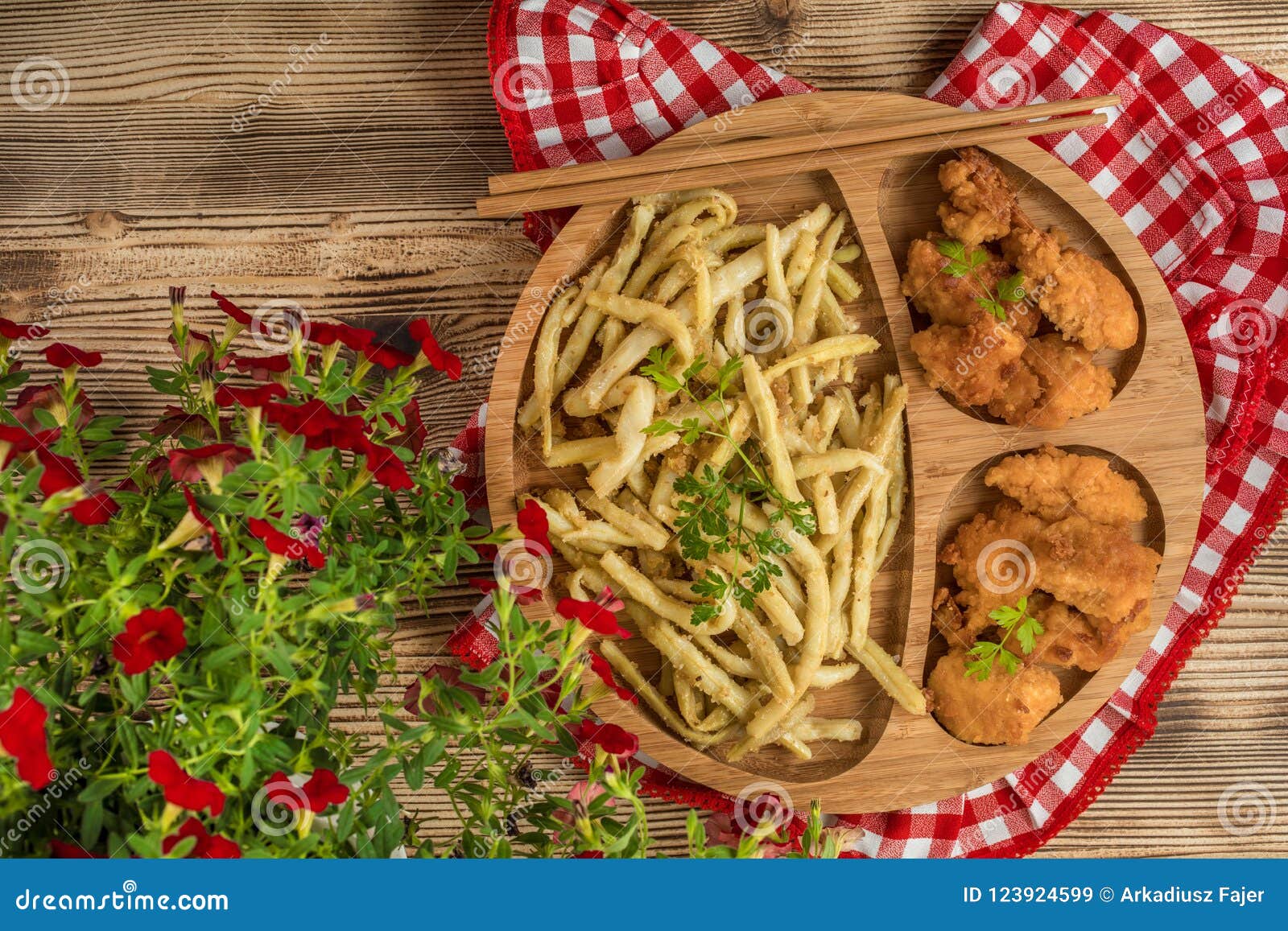 Partes de frango assado imagem de stock. Imagem de placa - 123924599