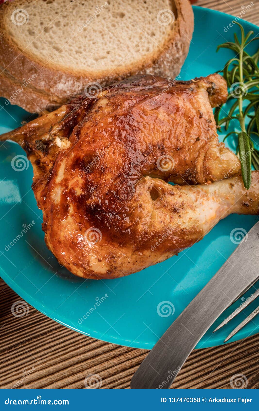 Partes de frango assado foto de stock. Imagem de assado - 137470358