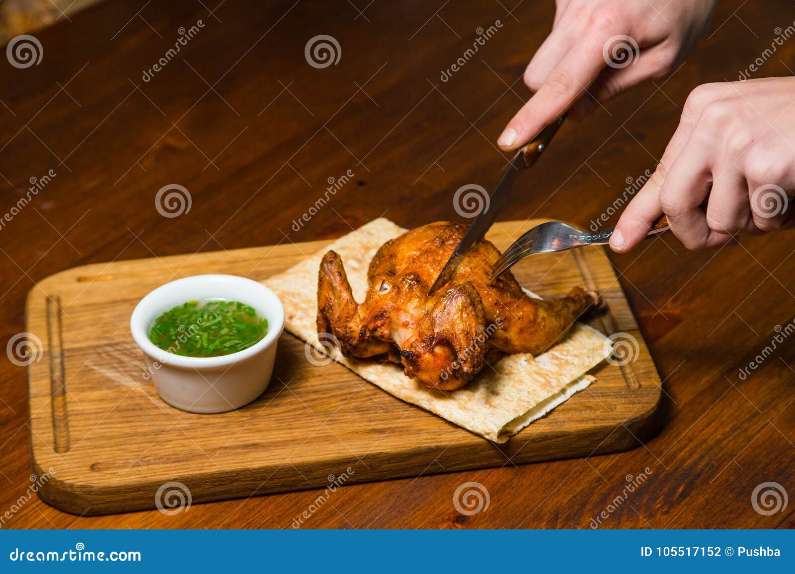 Partes De Frango Frito Em Uma Bandeja De Madeira Com Molho Foto de ...