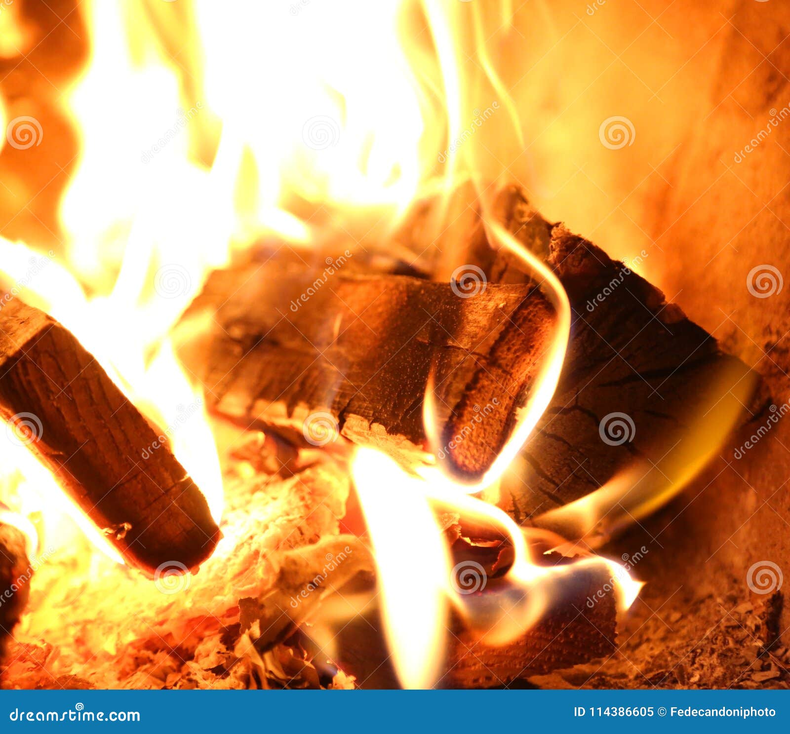 Partes De Madeira Queimadas Com Fogo Imagem de Stock - Imagem de ...