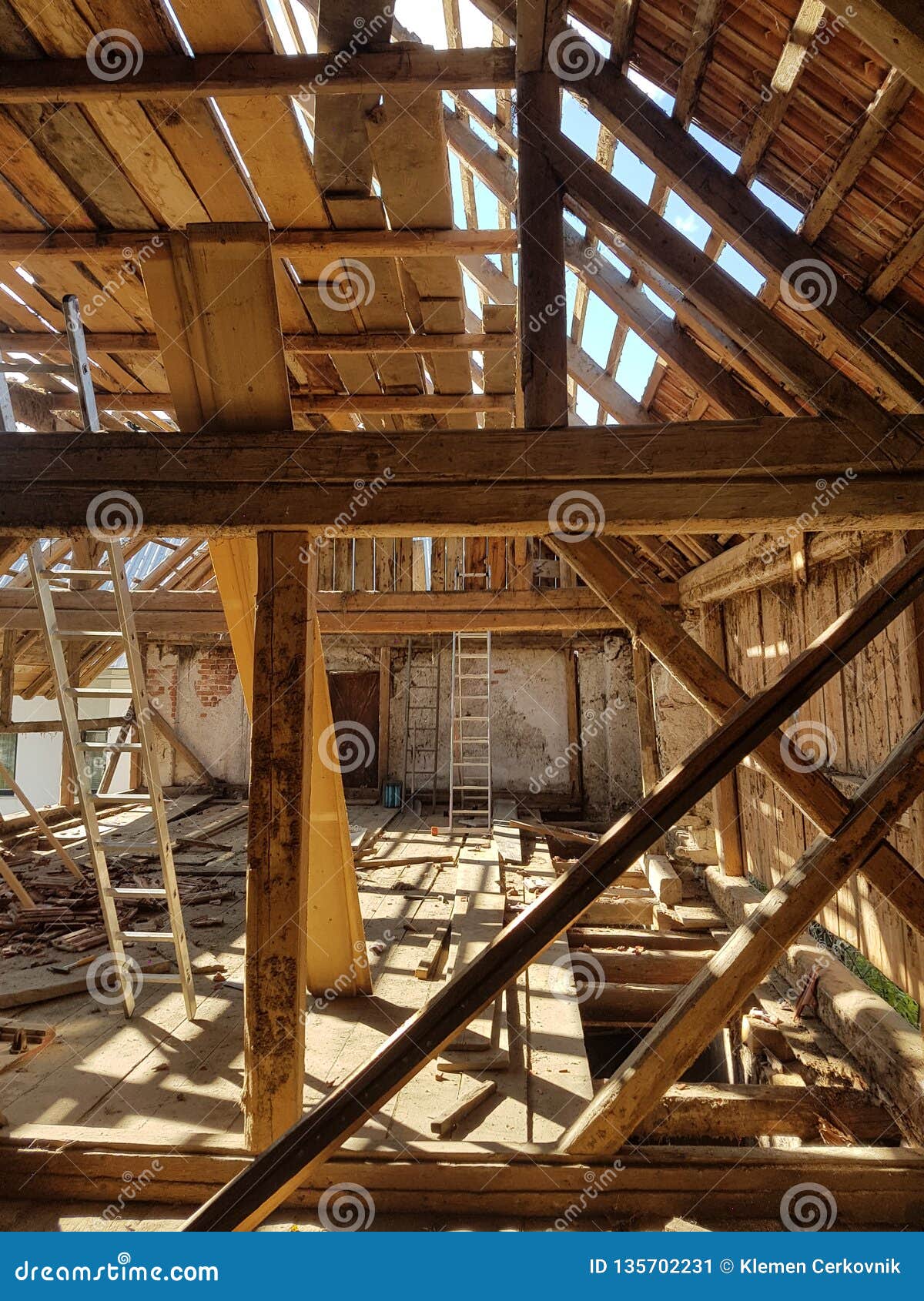 Partes De Madera De Un Establo Viejo Imagen de archivo - Imagen de ...