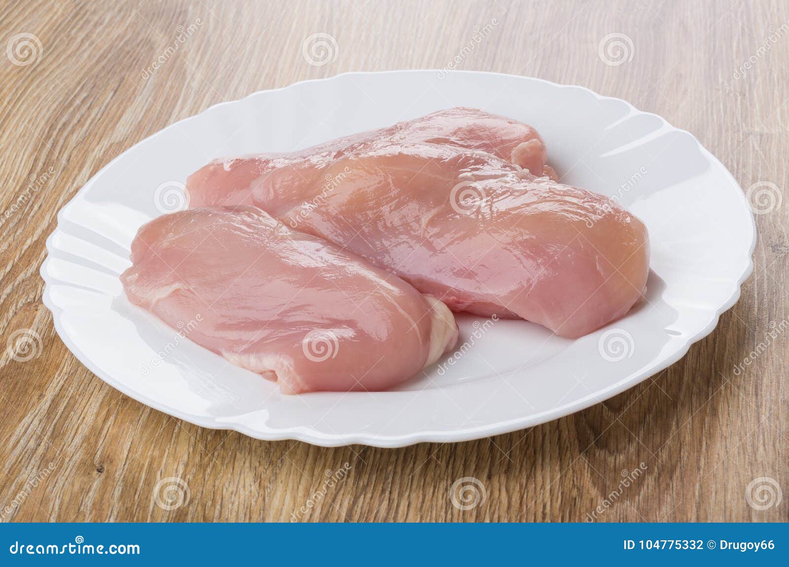 Partes De Peito De Frango Cru Na Placa Branca Na Tabela Foto de Stock ...