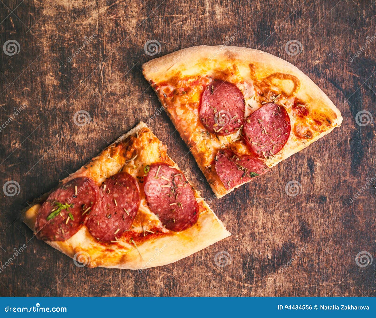 Partes De Pizza Fresca Deliciosa Com Queijo, Pepperoni E Sala Foto de ...
