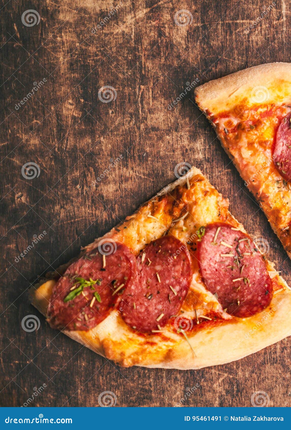 Partes De Pizza Fresca Deliciosa Com Queijo, Pepperoni E Sala Imagem de ...