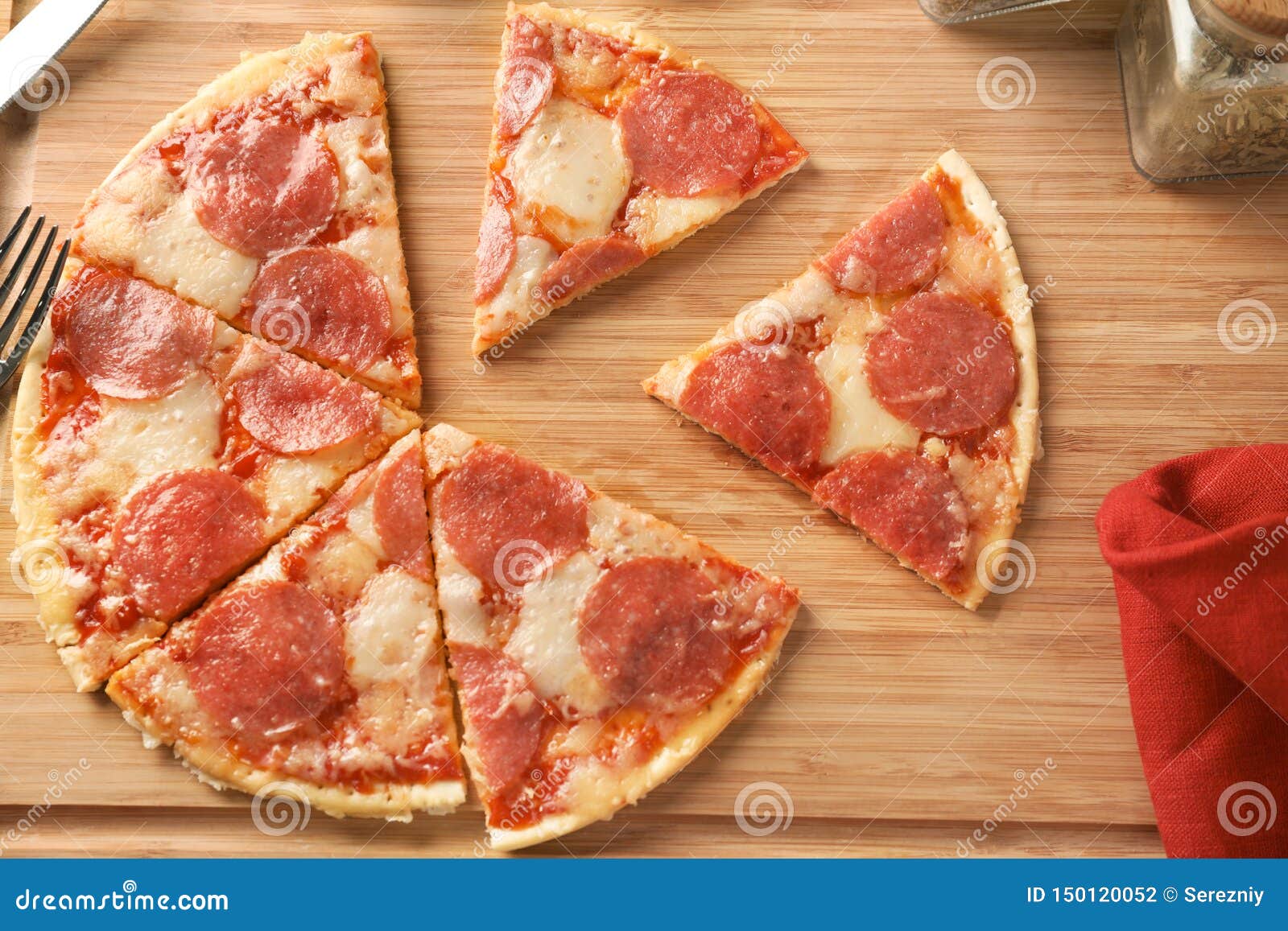 Partes De Pizza De Pepperoni Na Placa De Madeira Foto de Stock - Imagem ...