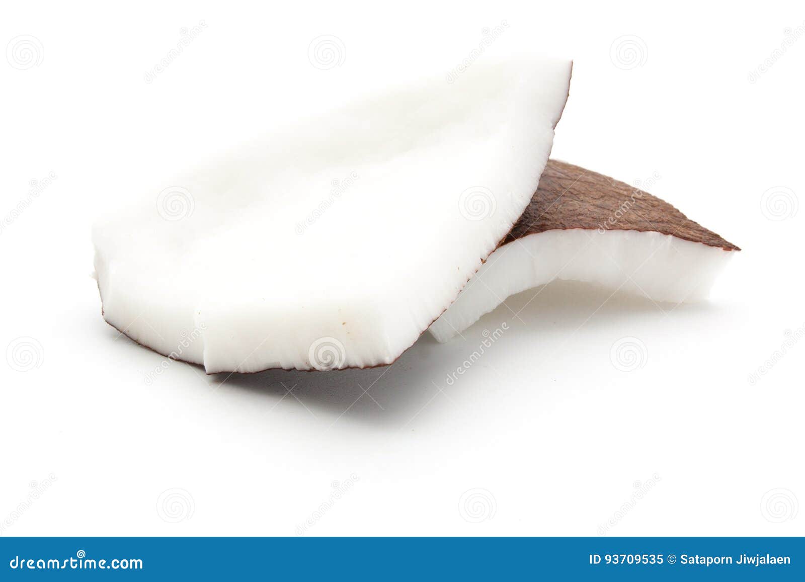 Partes do coco isoladas imagem de stock. Imagem de fresco - 93709535