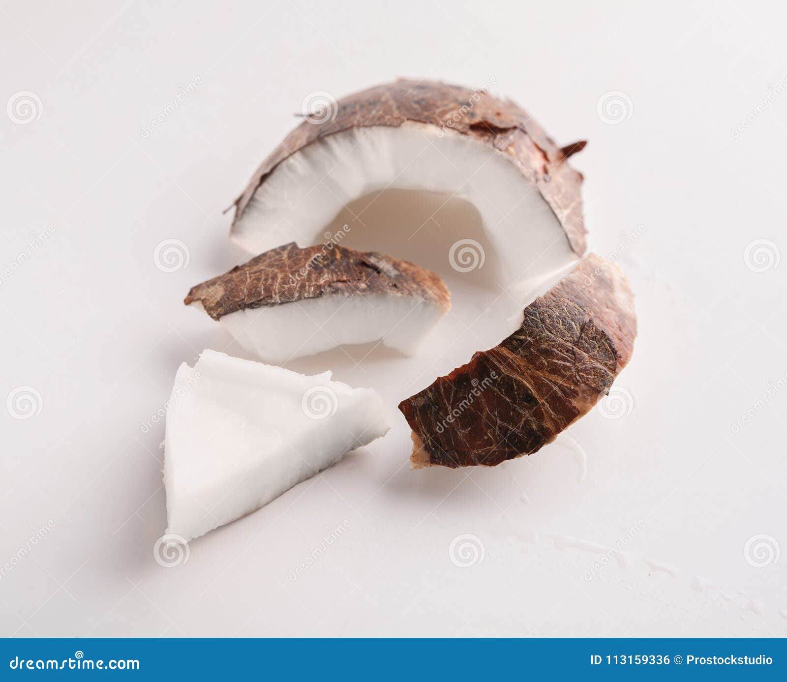 Partes Do Coco Isoladas Em Um Fundo Branco Foto de Stock - Imagem de ...